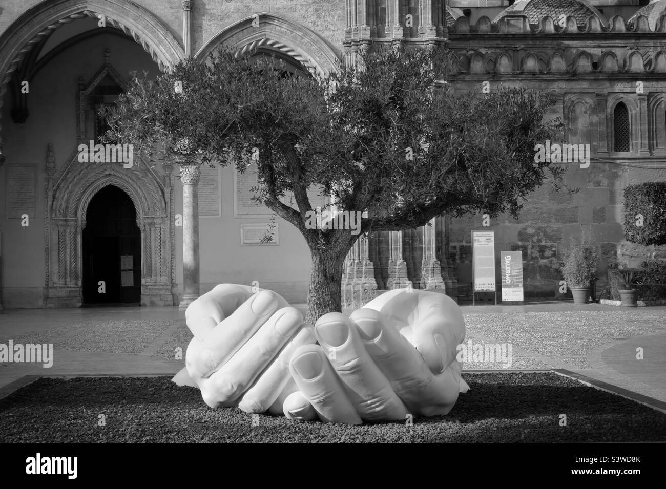 Hands holding sculpture hi-res stock photography and images - Alamy