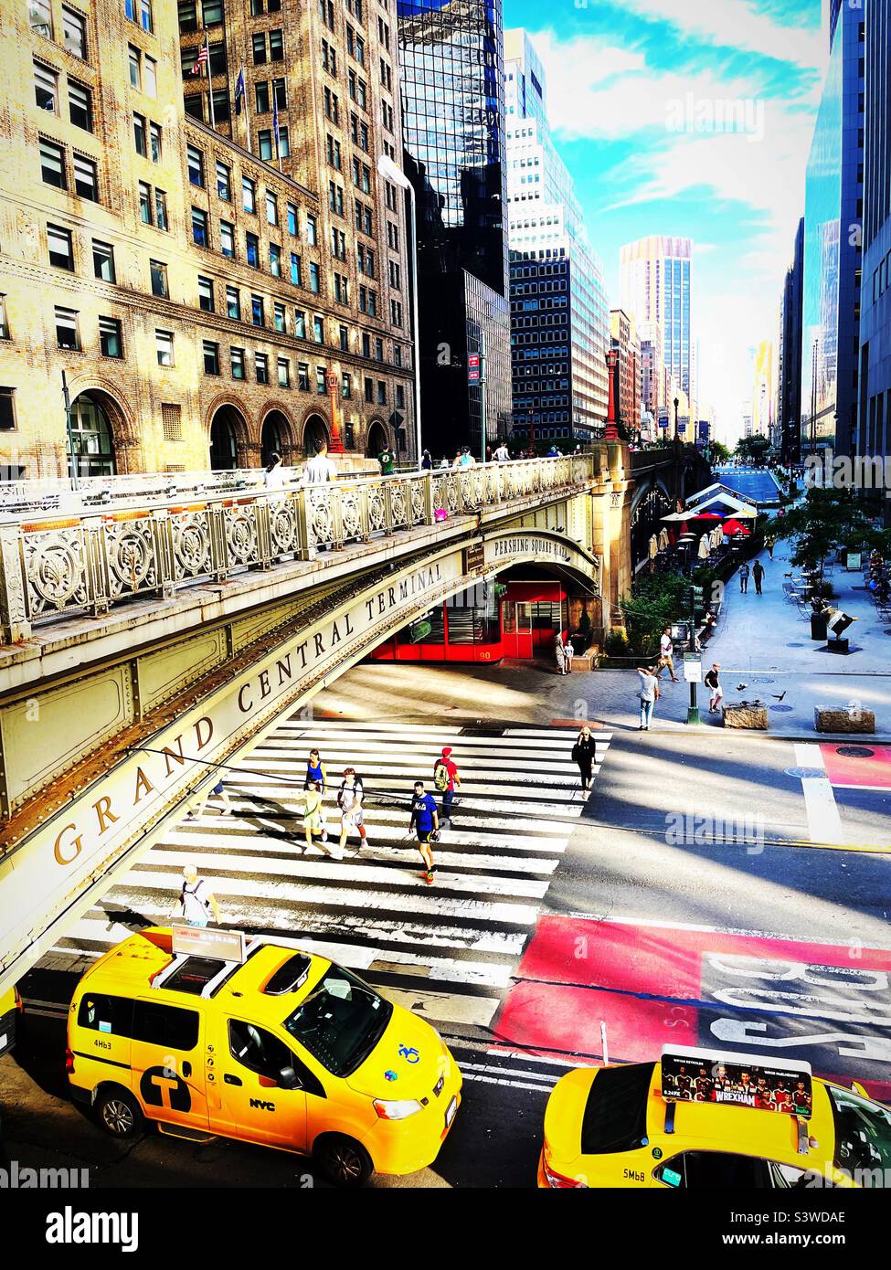 The Park Avenue viaduct crosses over E. 42nd St. at Pershing Square in ...