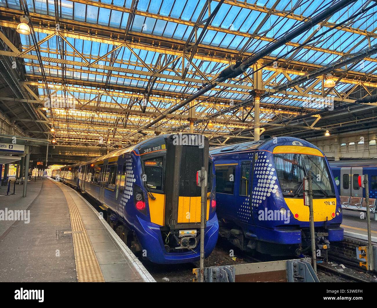 Edinburgh Waverley Station Stock Photo - Alamy