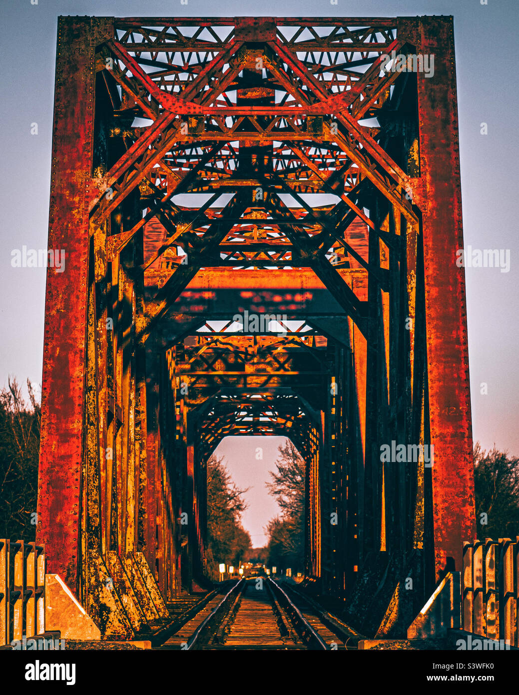 Truss train bridge hi-res stock photography and images - Alamy