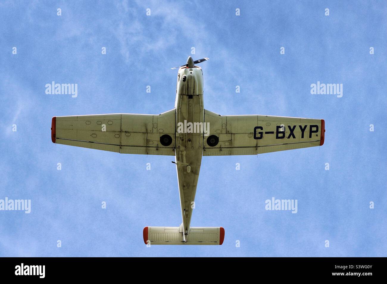 Plane overhead hi-res stock photography and images - Alamy