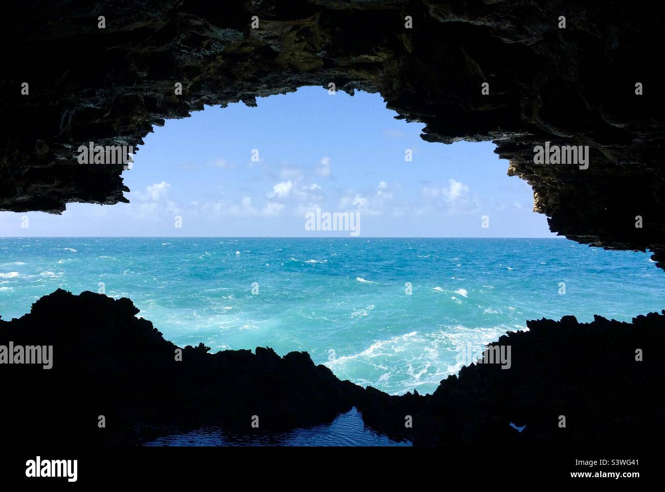 Cave ocean hi-res stock photography and images - Alamy