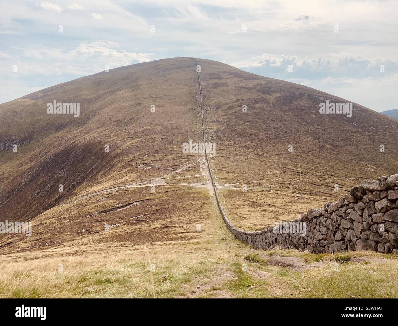 Mourne wall from slieve donard to commedagh hi-res stock photography ...