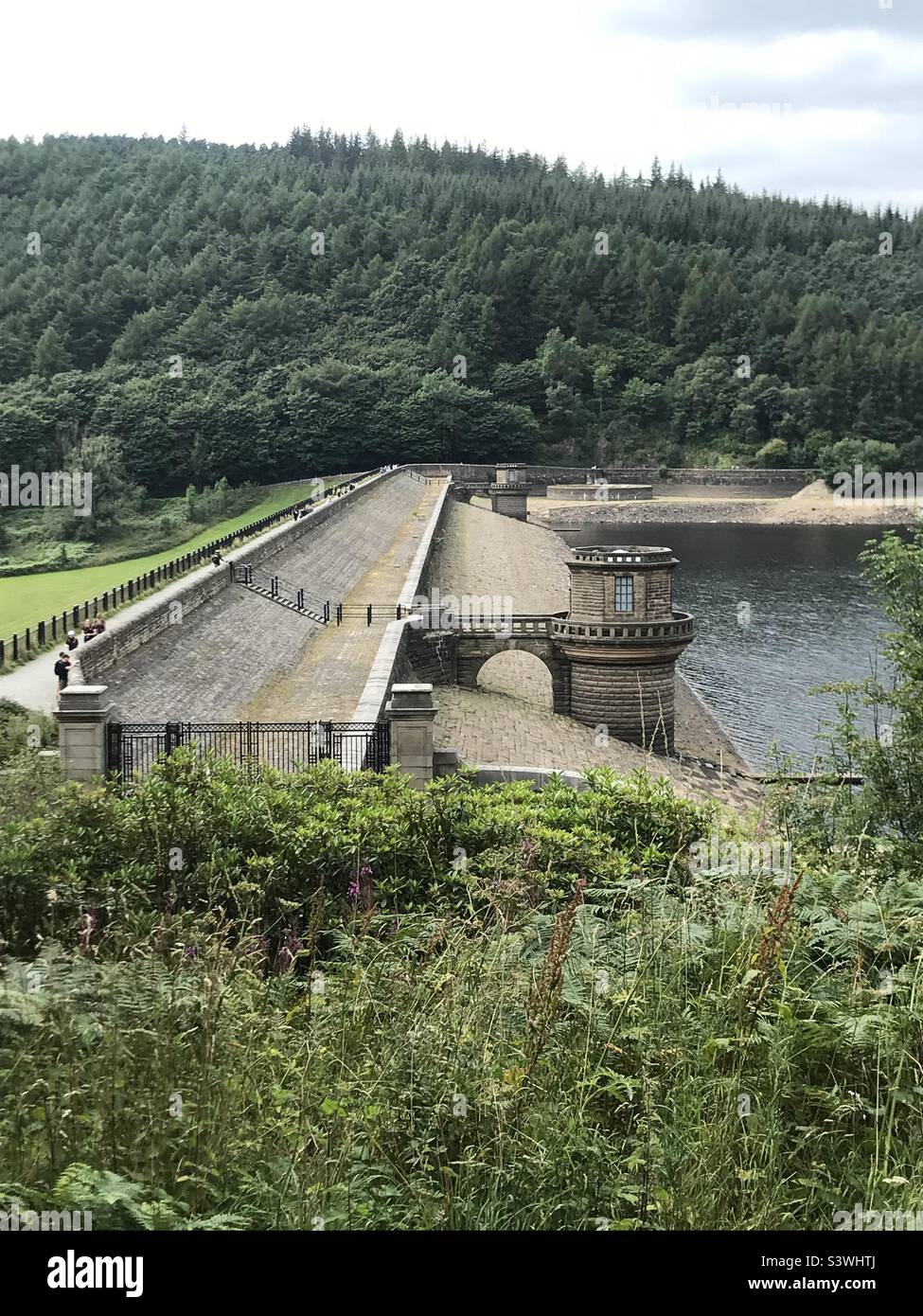 Ladybower reservoir in derbyshire hi-res stock photography and images ...