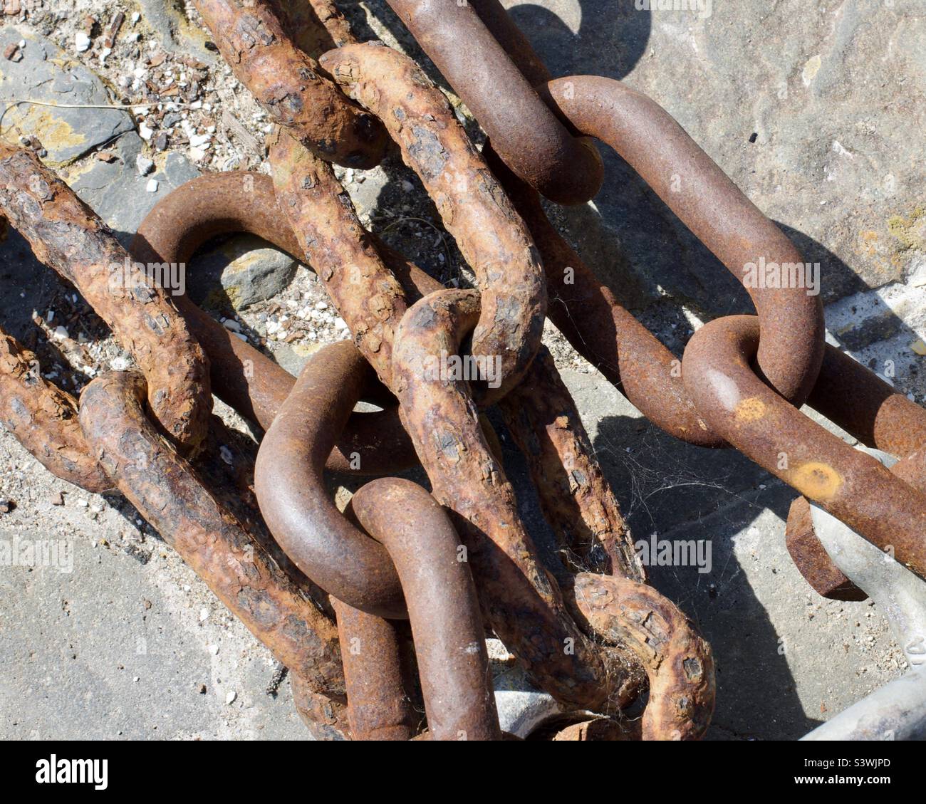 Large chain links hi-res stock photography and images - Alamy