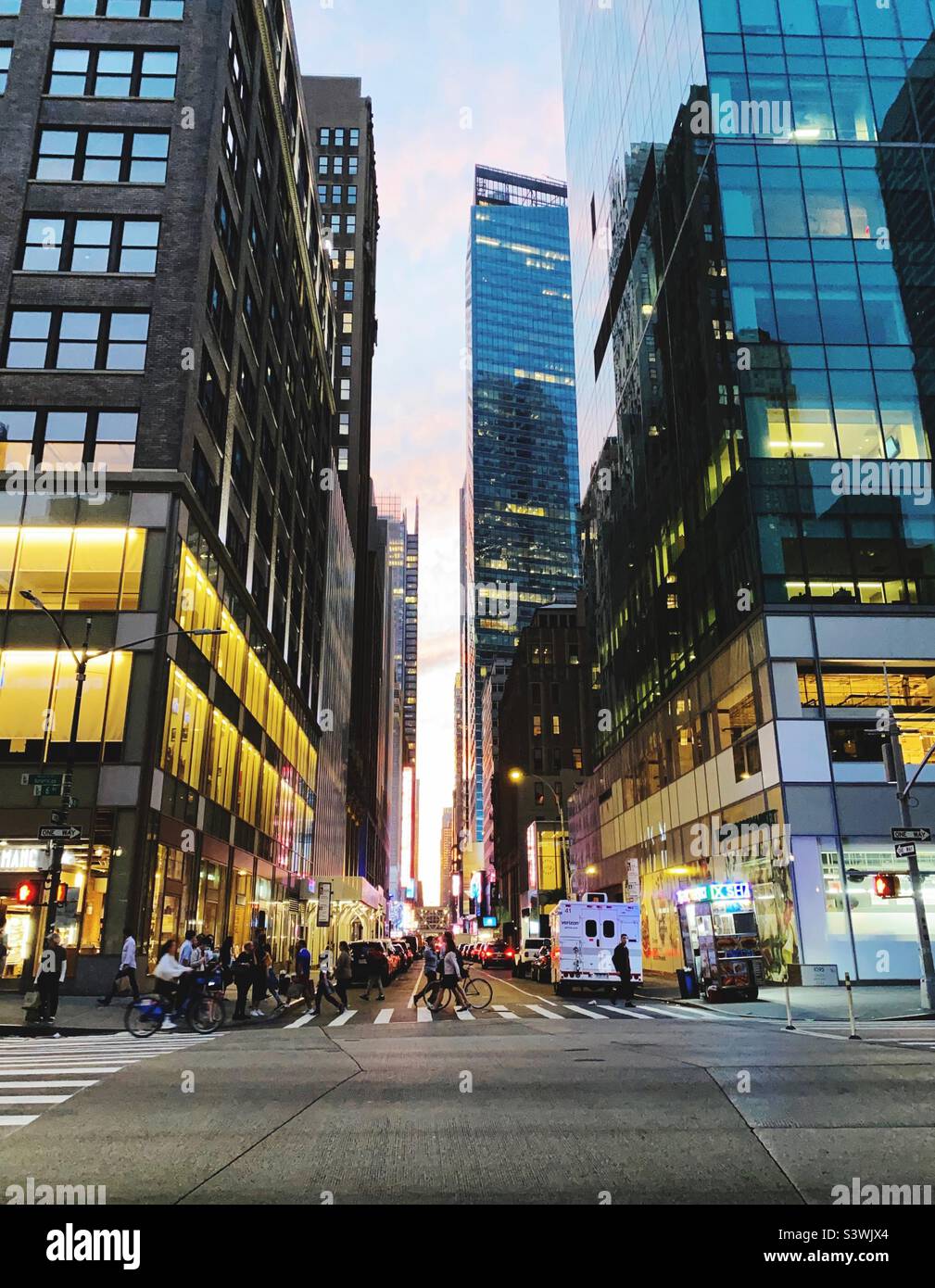 Woman crossing street new york city hi-res stock photography and images ...