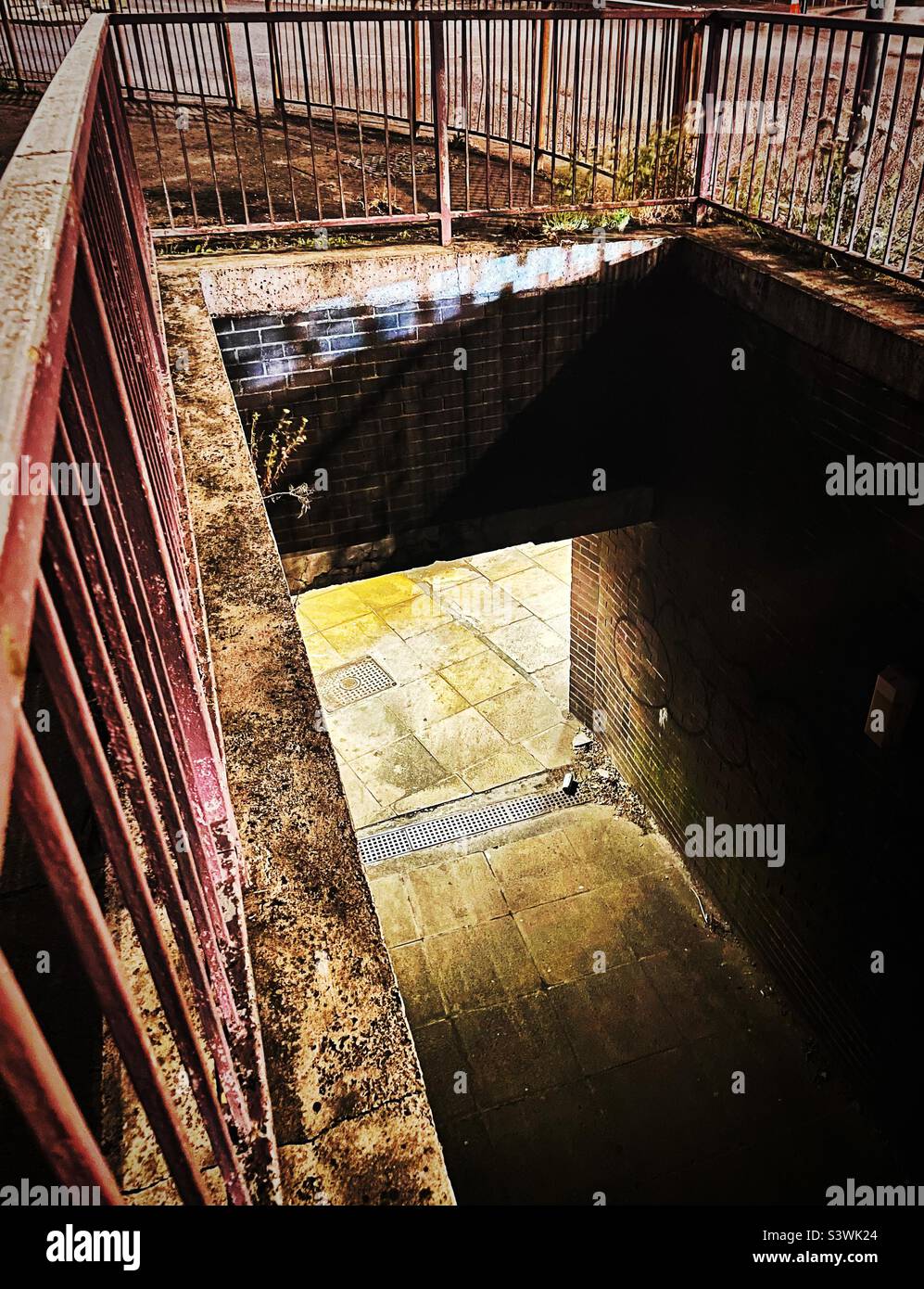 Dirty subway hi-res stock photography and images - Alamy