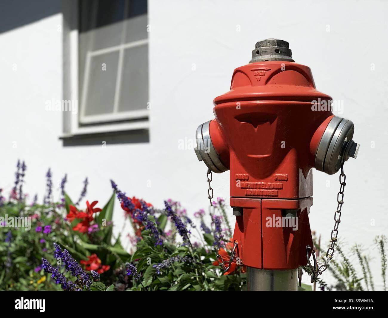 Red fire hydrant Stock Photo - Alamy