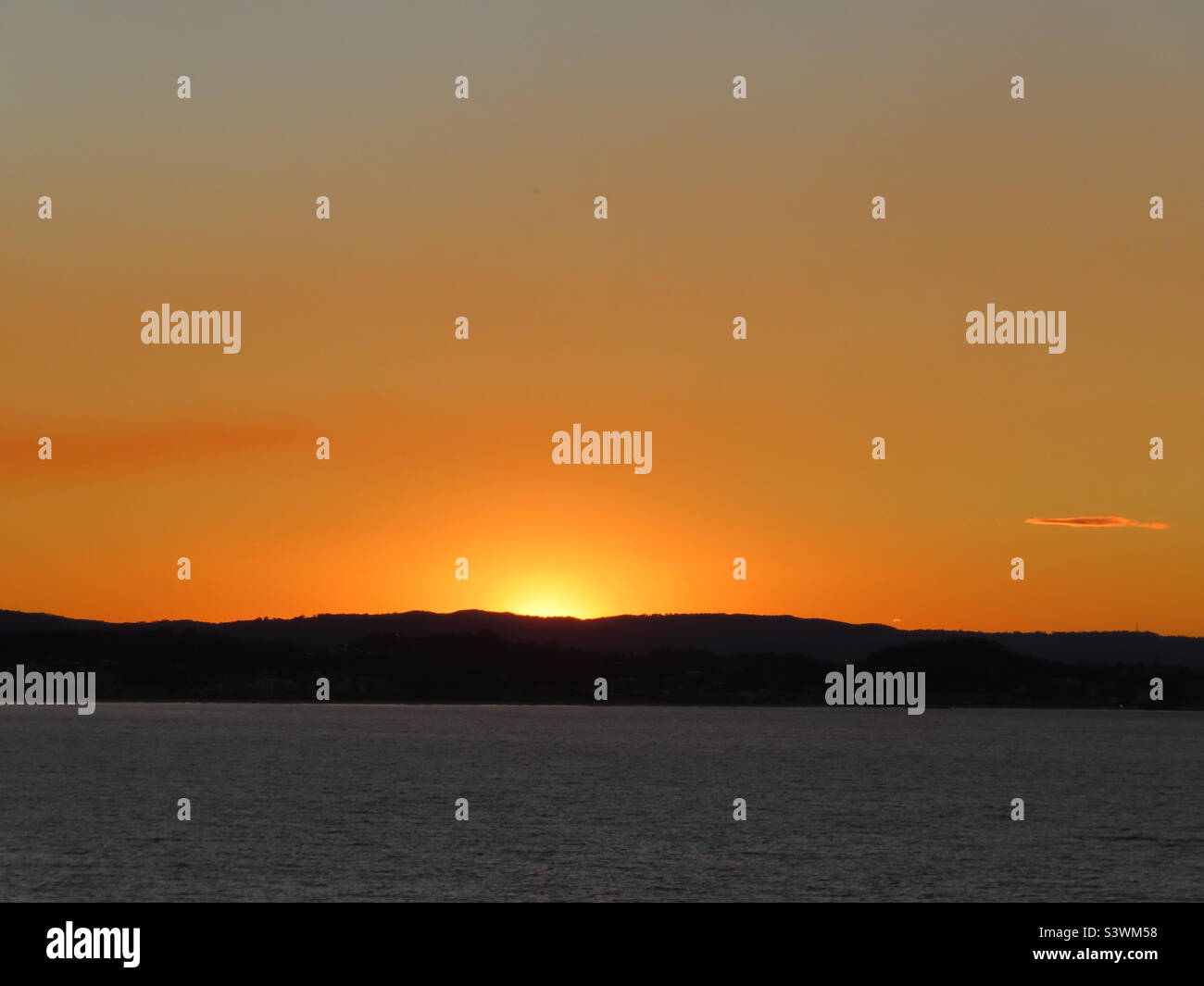Hills over ocean hi-res stock photography and images - Alamy
