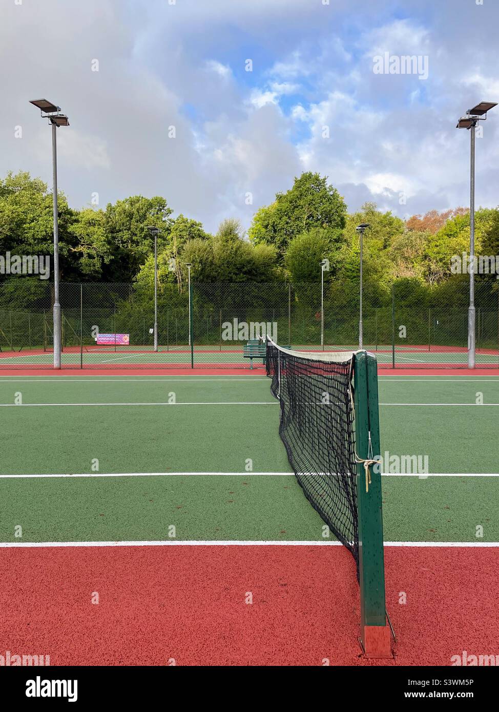 Empty tennis court Stock Photo - Alamy