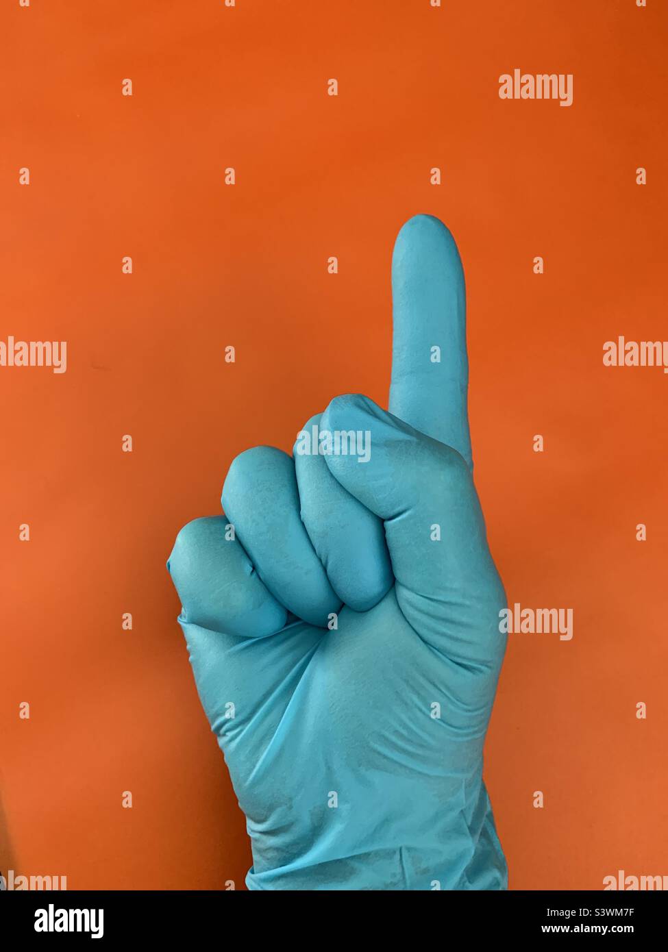 Attention, hint, custody - the right hand shows you the clear gesture ...