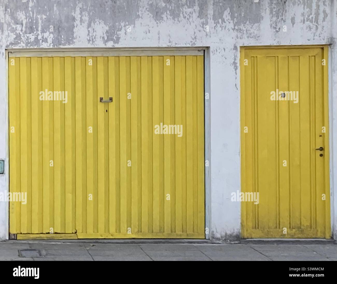 Yellow iron door hi-res stock photography and images - Alamy