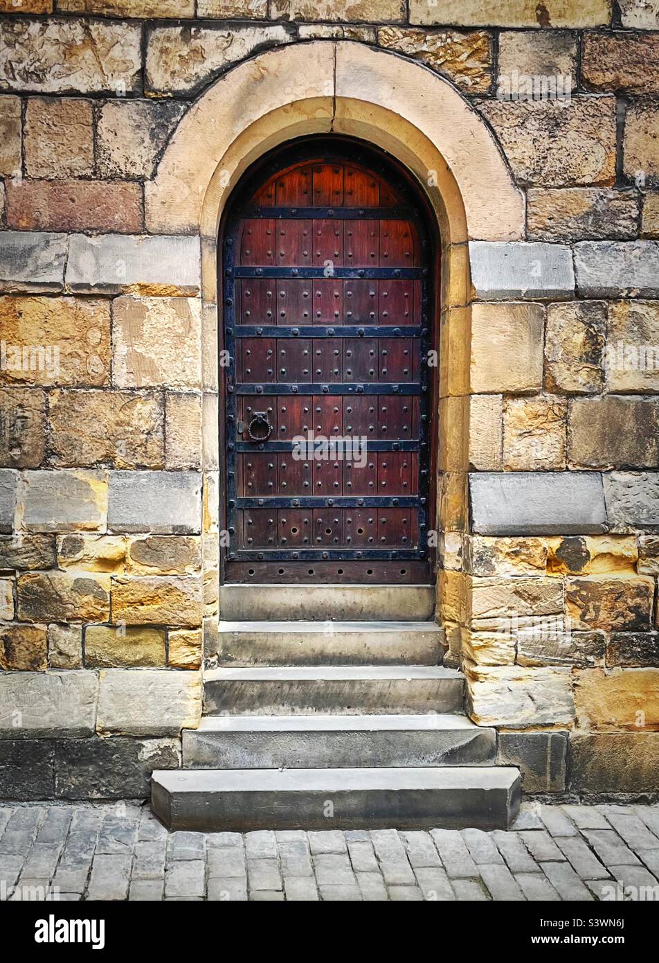 Old castle door hi-res stock photography and images - Alamy