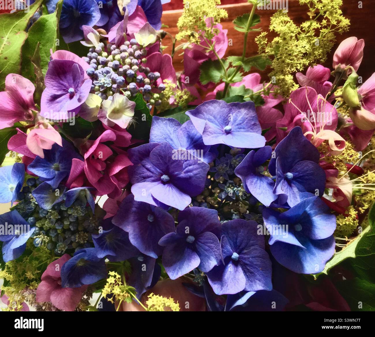 Beautifulgarden flower bouquet hi-res stock photography and images - Alamy