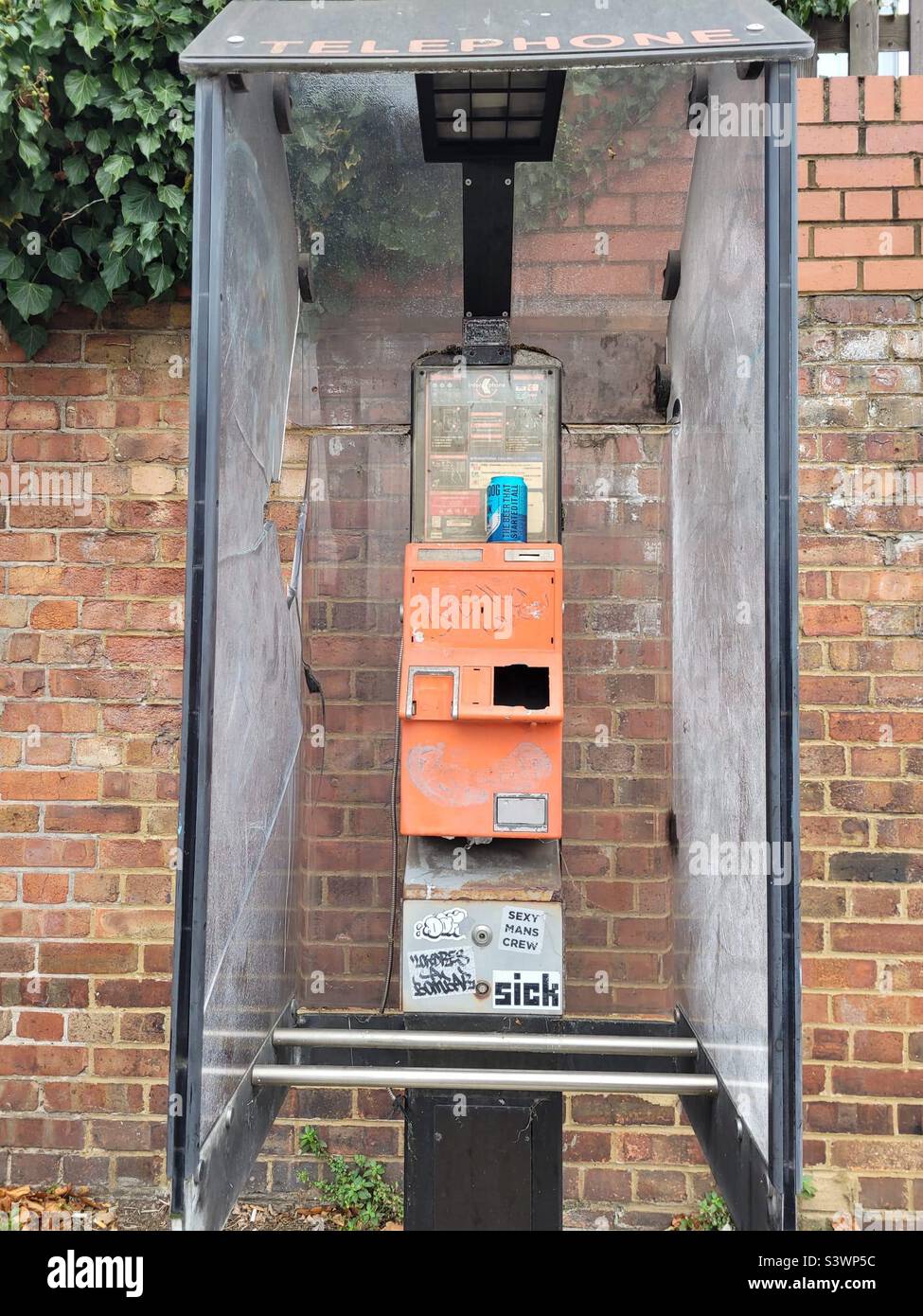 Phone calling 999 hi-res stock photography and images - Alamy