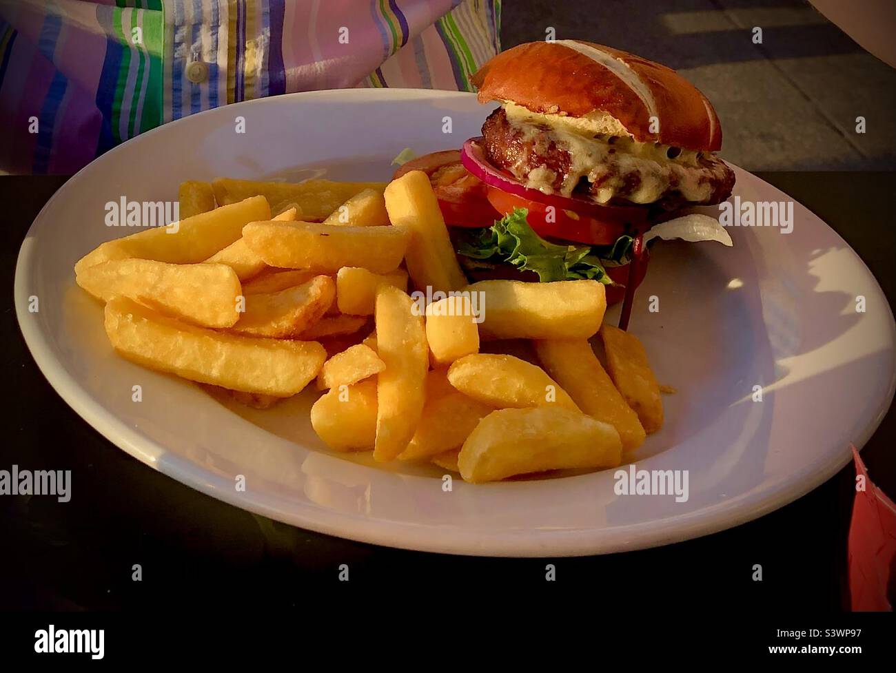 Cheeseburger and chips on white plate Stock Photo - Alamy