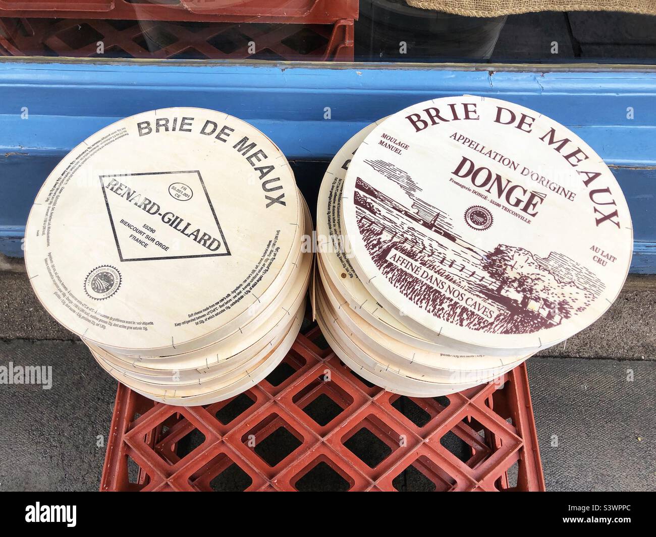 Empty Brie De Meaux cheese circle boxes on street Stock Photo - Alamy