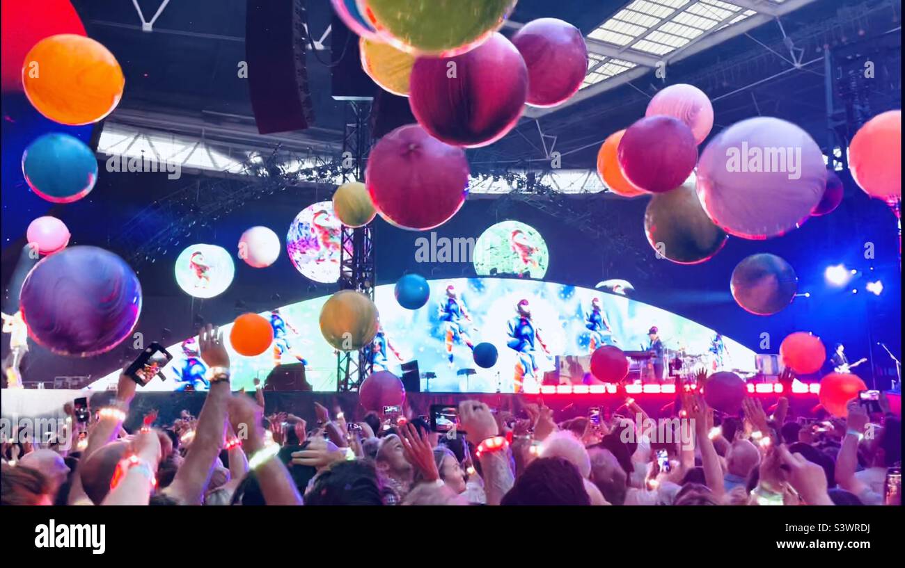 Wembley stadium fans concert hi-res stock photography and images - Alamy