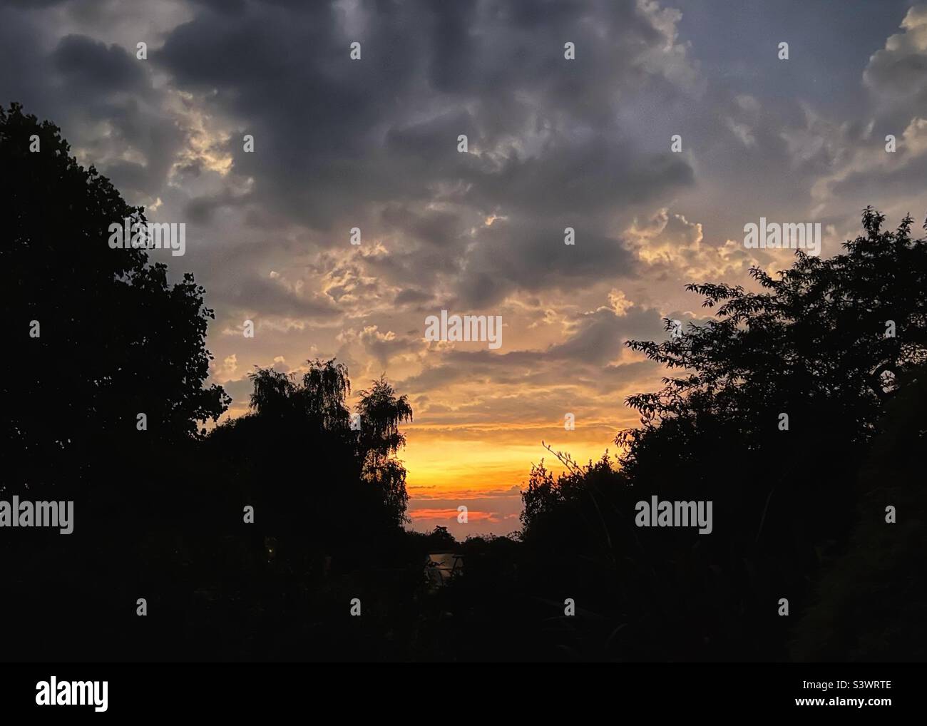 Rain and thunder uk sun hi-res stock photography and images - Alamy