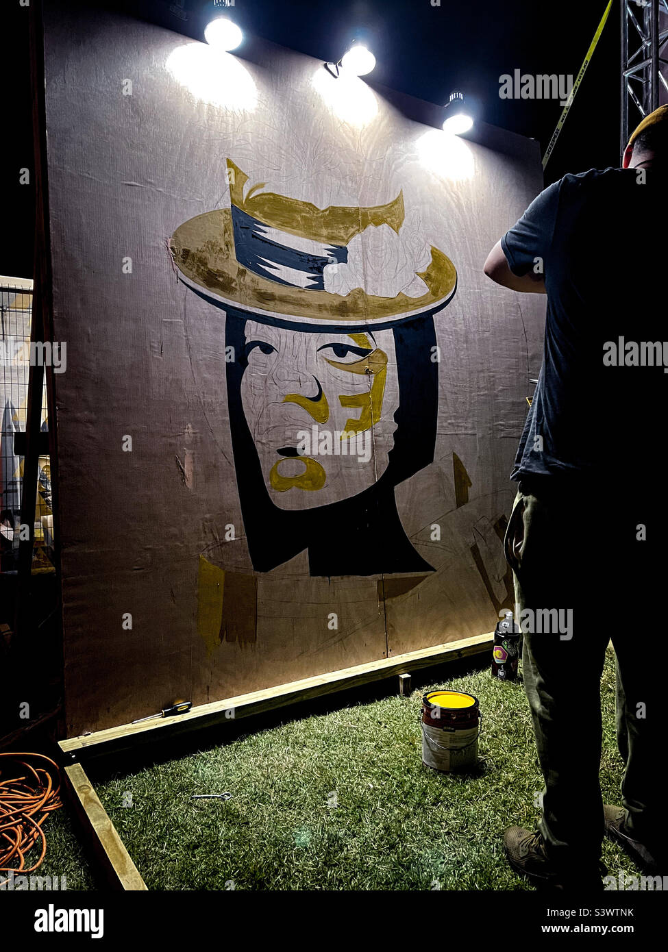 Man creating art hi-res stock photography and images - Alamy