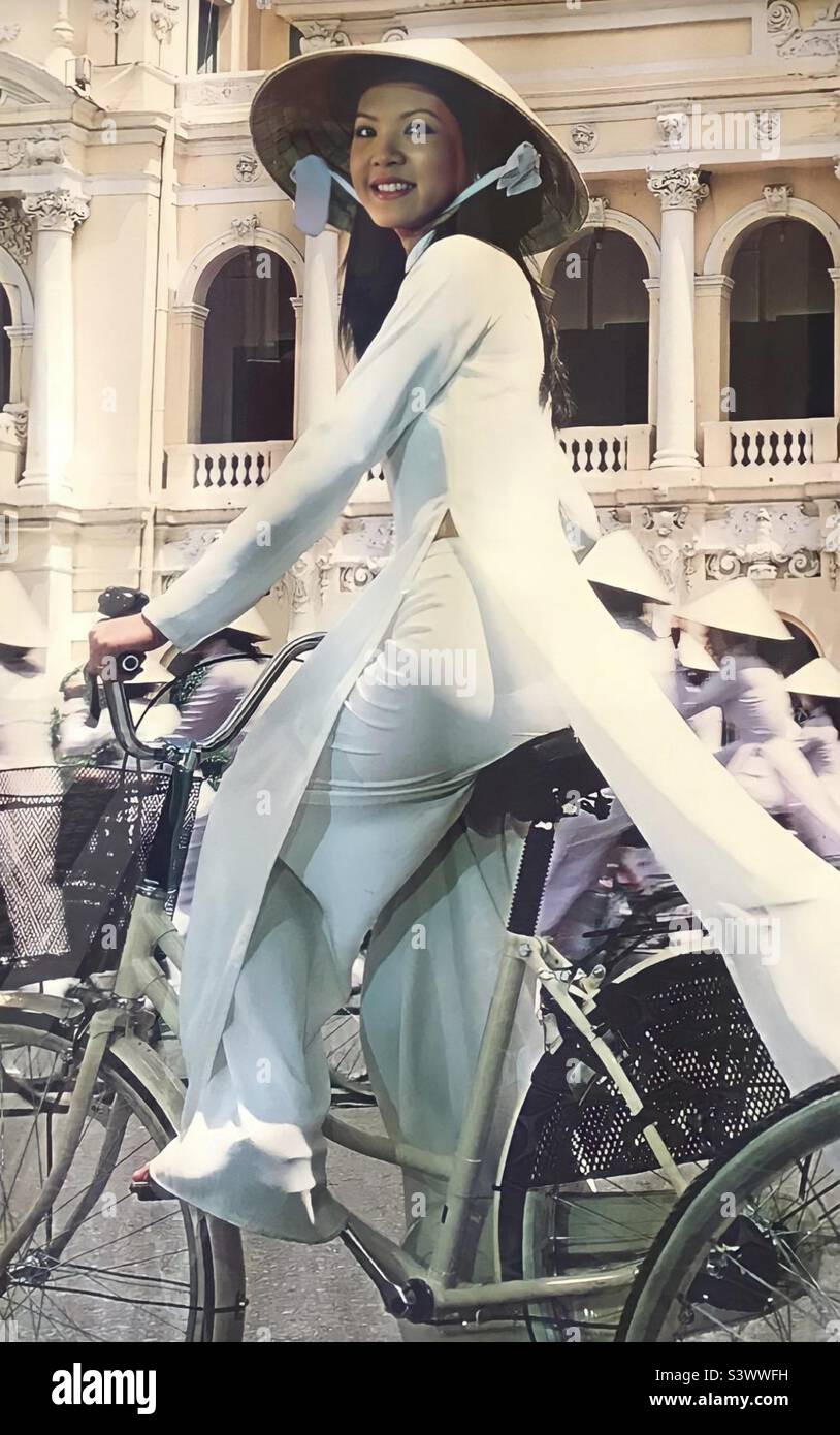 Lady riding her bike hi-res stock photography and images - Alamy