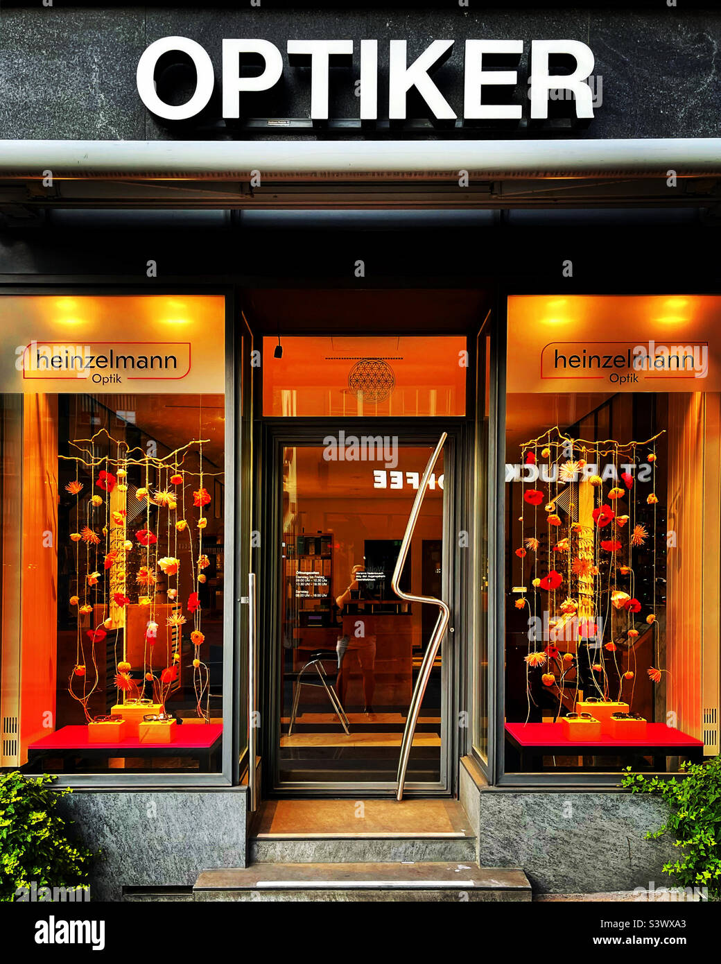 Optician window hi-res stock photography and images - Alamy