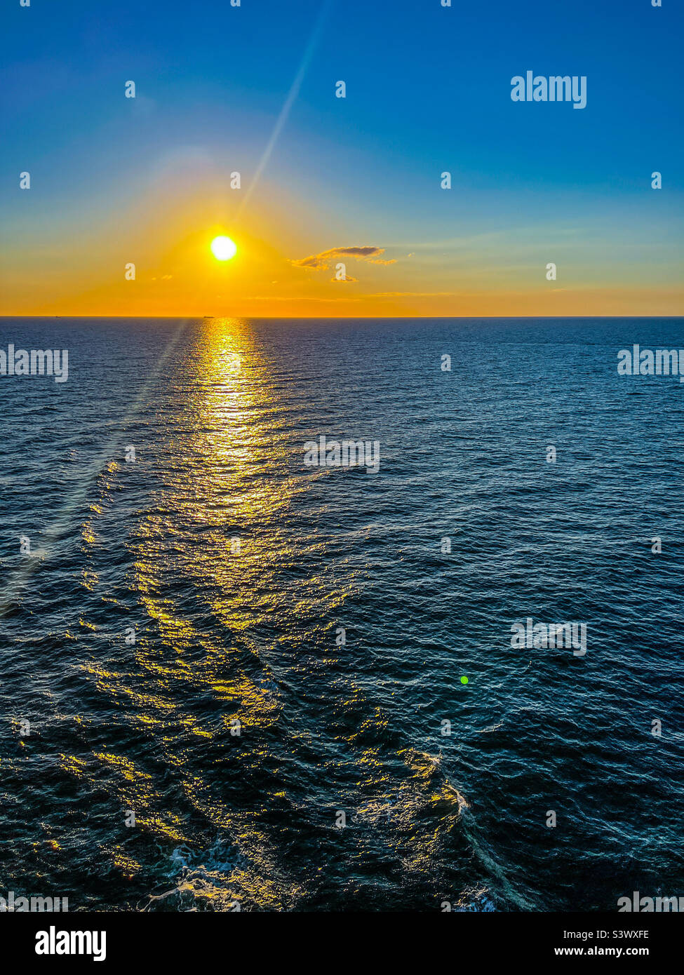 English channel water hi-res stock photography and images - Alamy