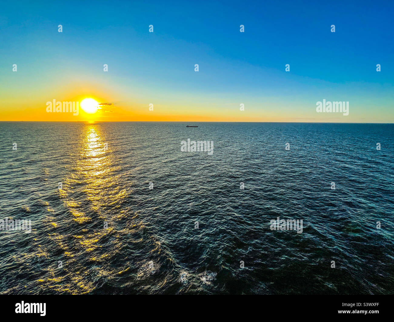 English channel water hi-res stock photography and images - Alamy