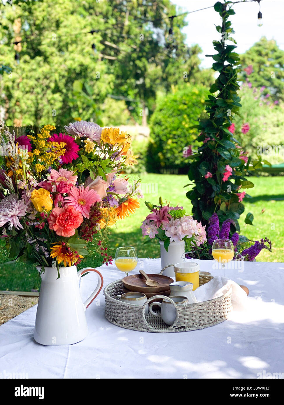 Outdoor brunch hi-res stock photography and images - Alamy