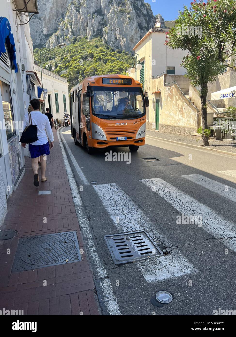 Orange bus hi-res stock photography and images - Alamy