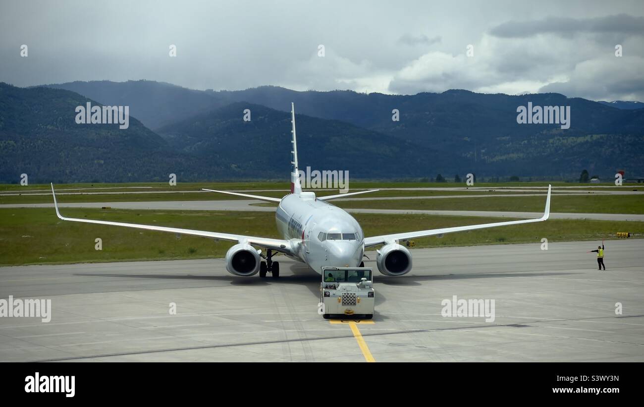 Push back vehicle hi-res stock photography and images - Alamy