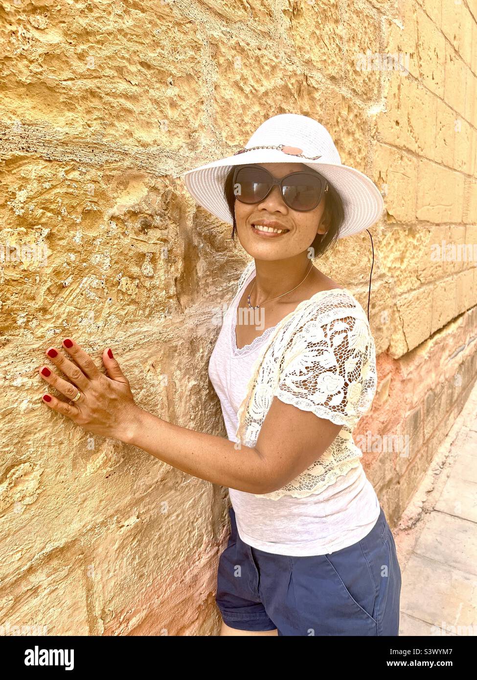 Posing against wall hi-res stock photography and images - Alamy