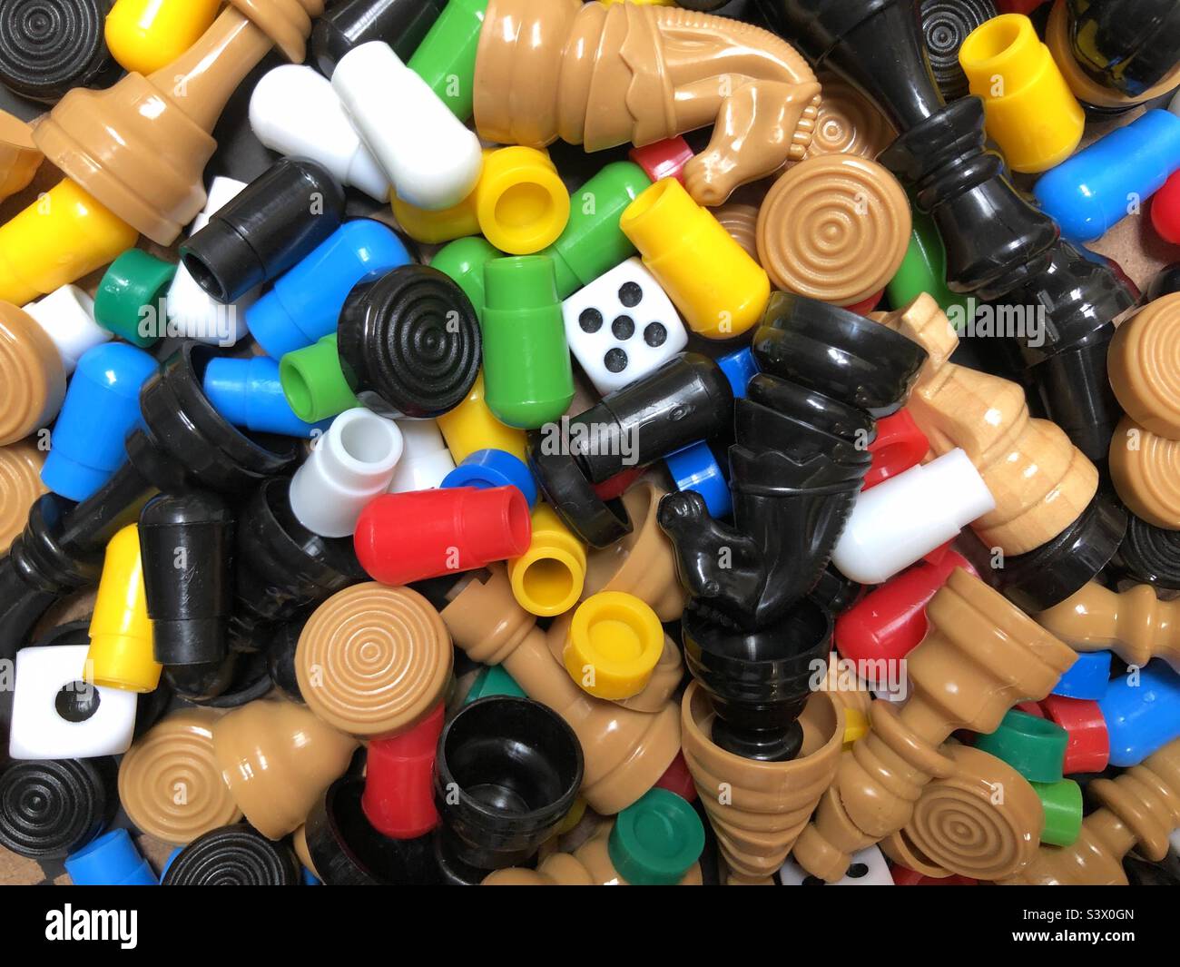 Miscellaneous game pieces, of chess, checkers (draughts)and solitaire ...