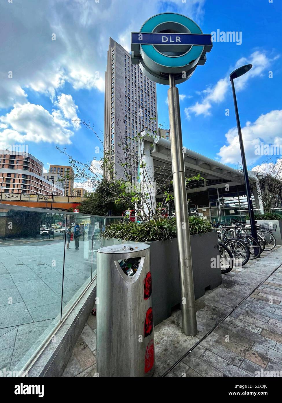 Dlr roundel hi-res stock photography and images - Alamy