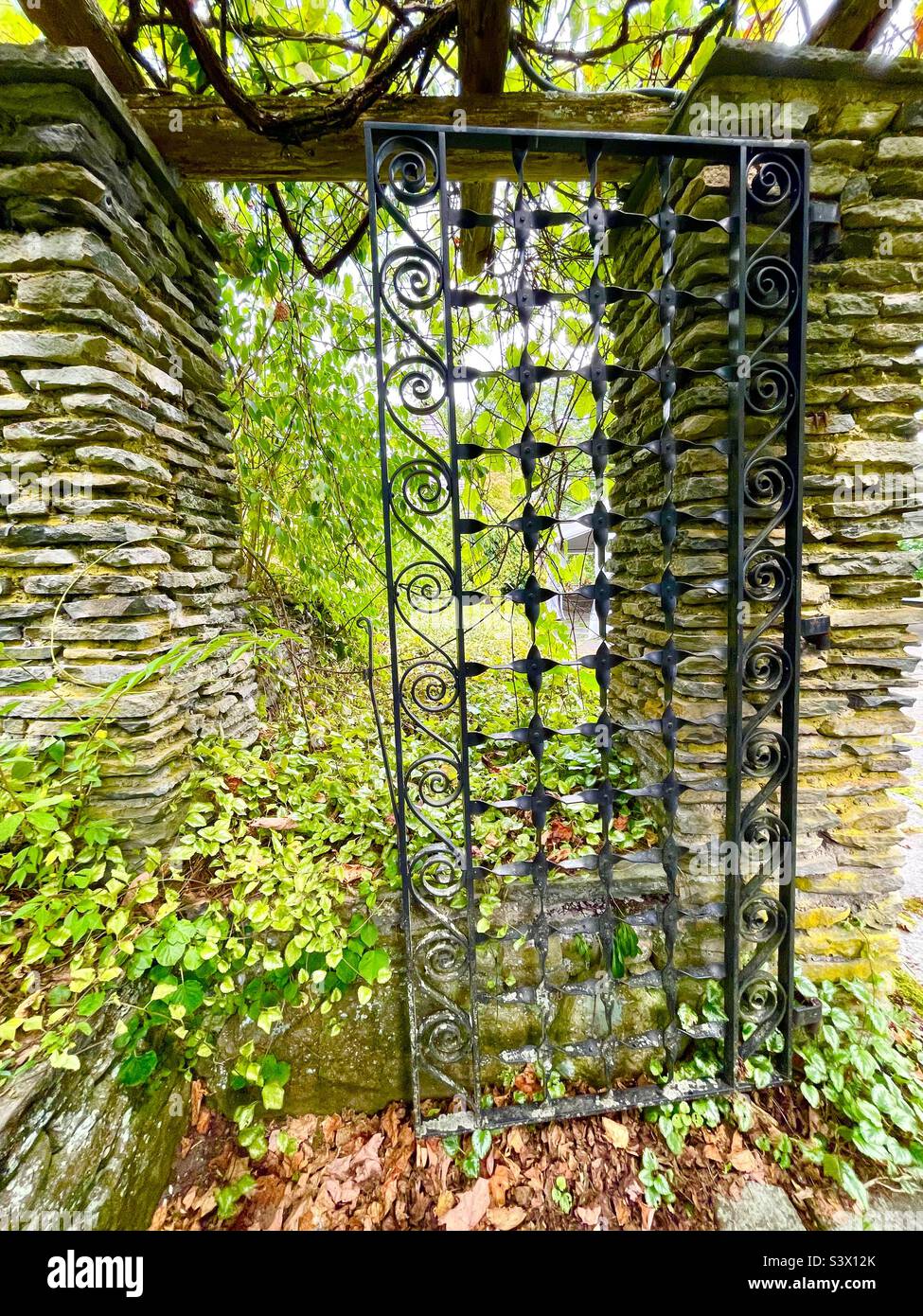Grey iron gate hi-res stock photography and images - Alamy