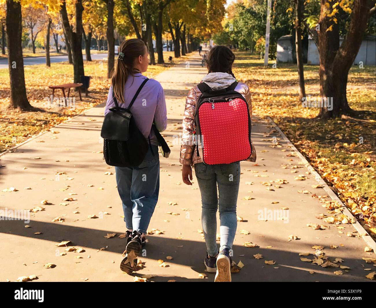 Students walking school backpacks hi-res stock photography and images ...