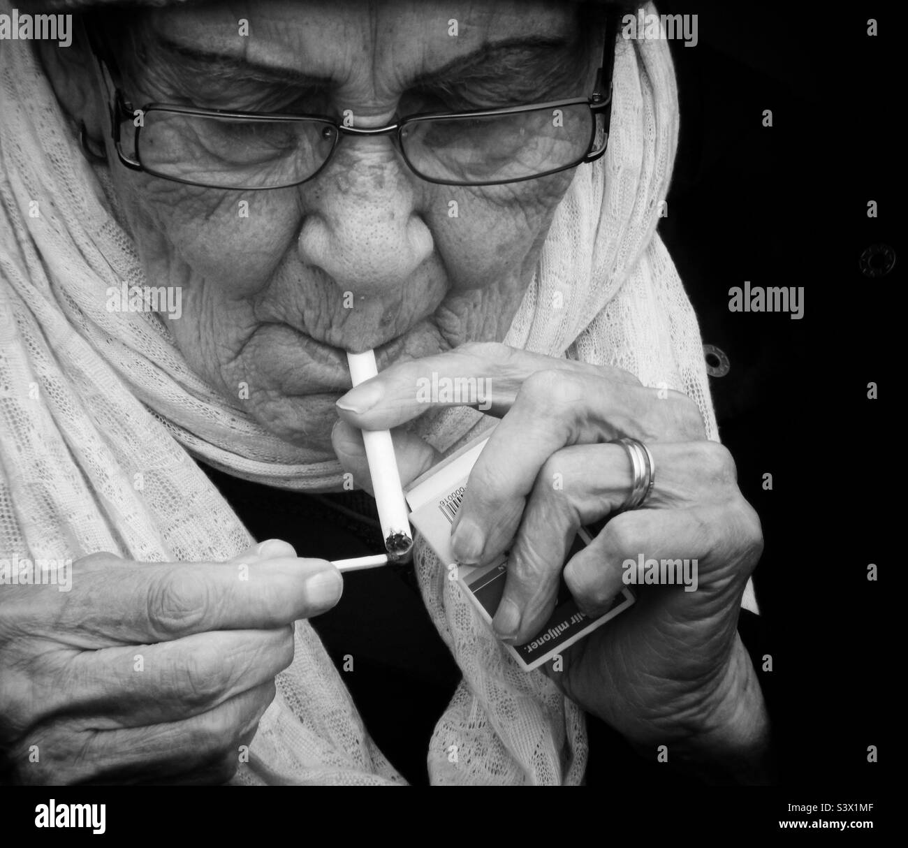 Lady with a cigarette hi-res stock photography and images - Alamy