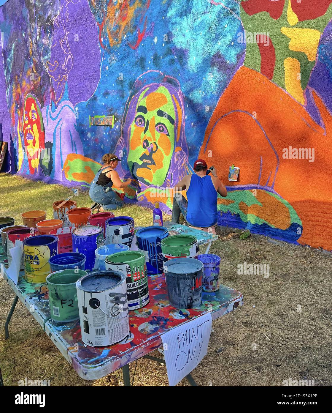 Urban building side mural painting Stock Photo - Alamy