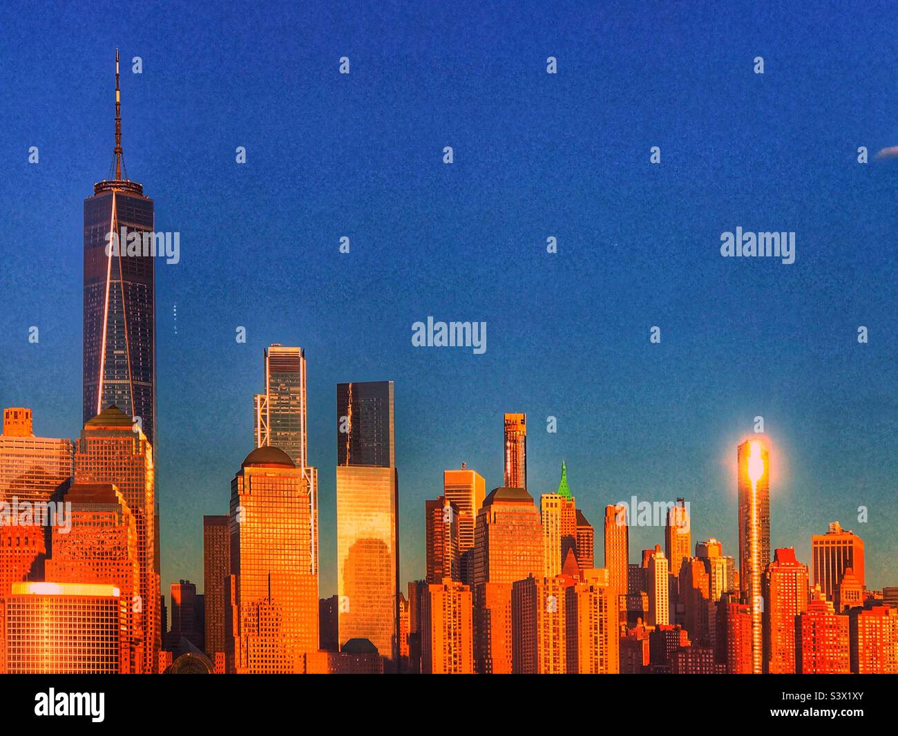Blue hour sky over manhattan hi-res stock photography and images - Alamy