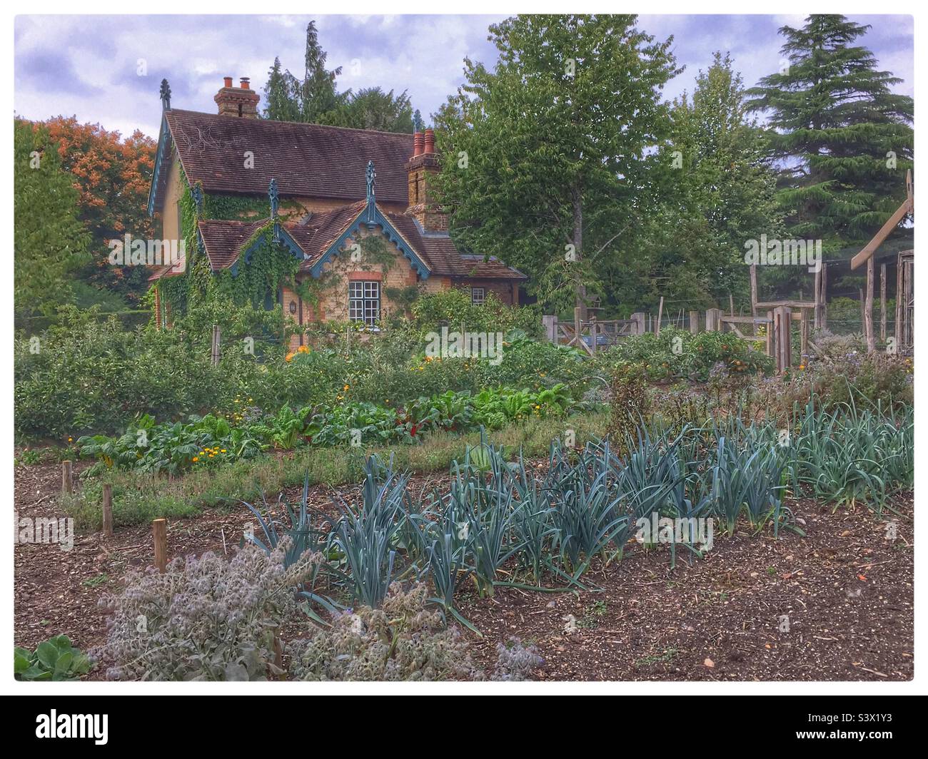 Gardeners cottage at polesden Lacey national trust Stock Photo - Alamy