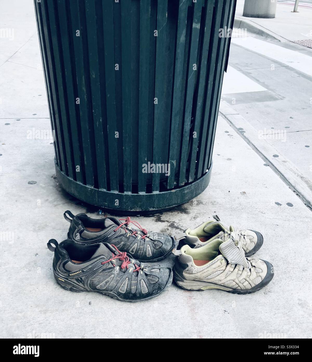 Used and left out smartphone stock photos and images - Alamy