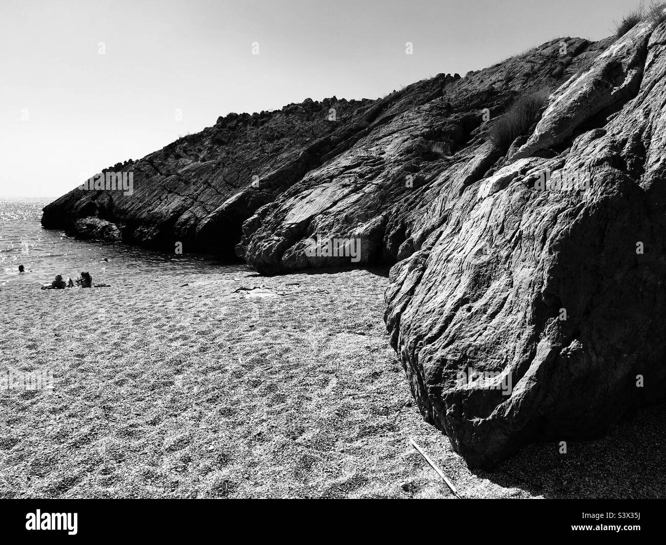 Black rocks on beach hi-res stock photography and images - Alamy