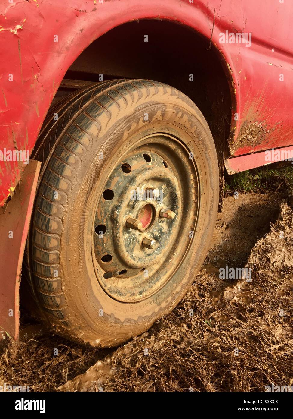 Car stuck in mud hi-res stock photography and images - Alamy