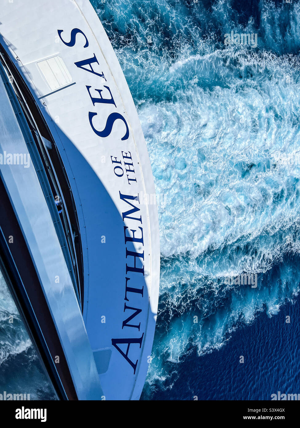 Cruise ship wake stretching from the stern to the blue sky horizon ...