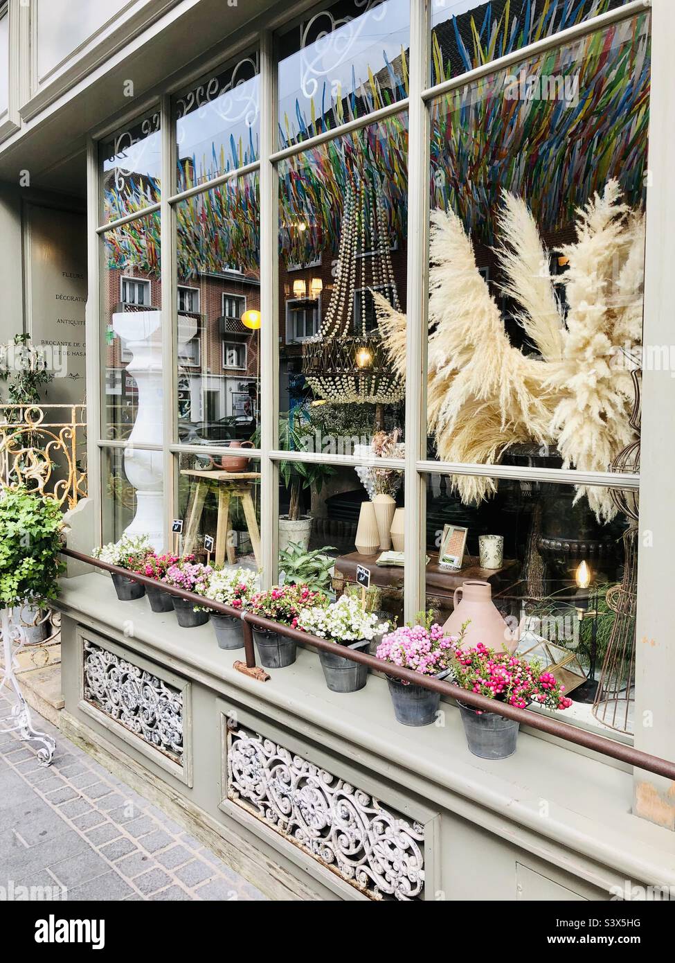 French boutique window hi-res stock photography and images - Alamy