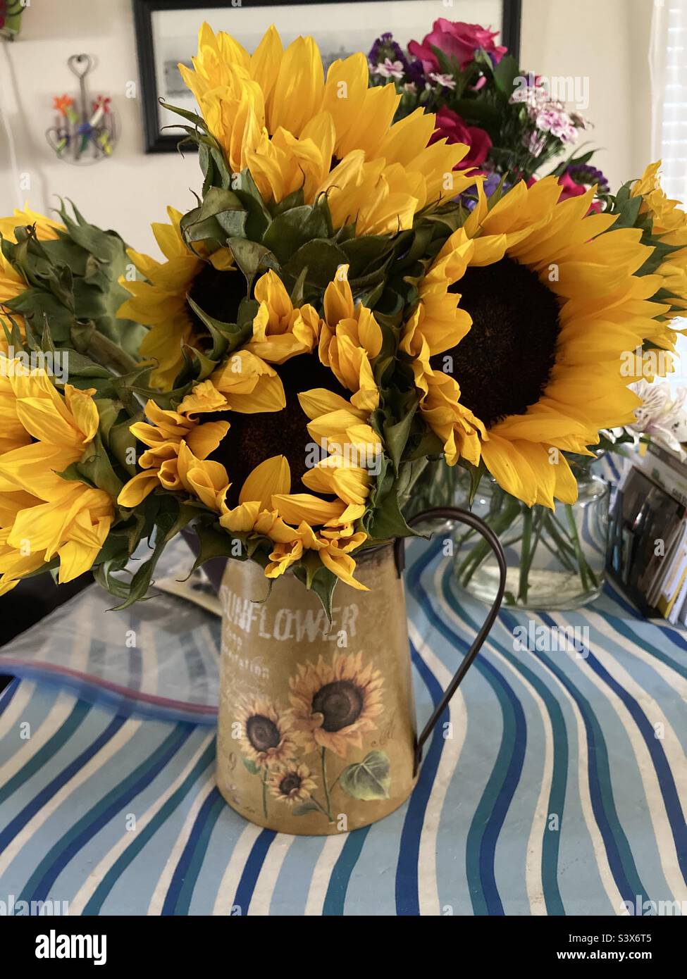 Sunflowers display the perfect bouquet of flowers to brighten anyone’s ...