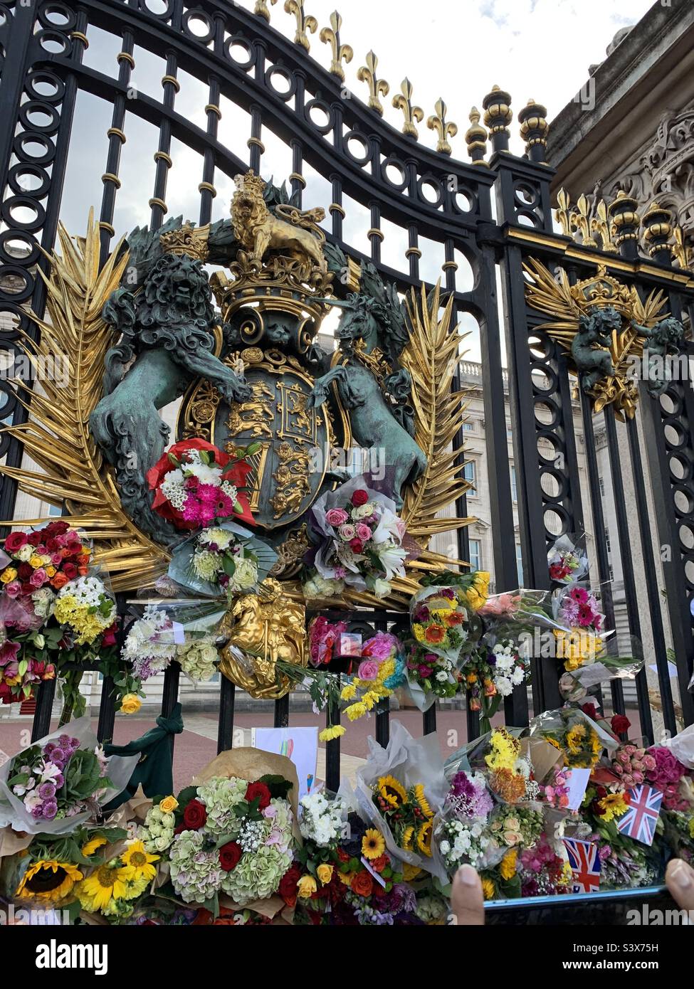 Floral tributes, letters and photos at Buckingham palace to pay ...