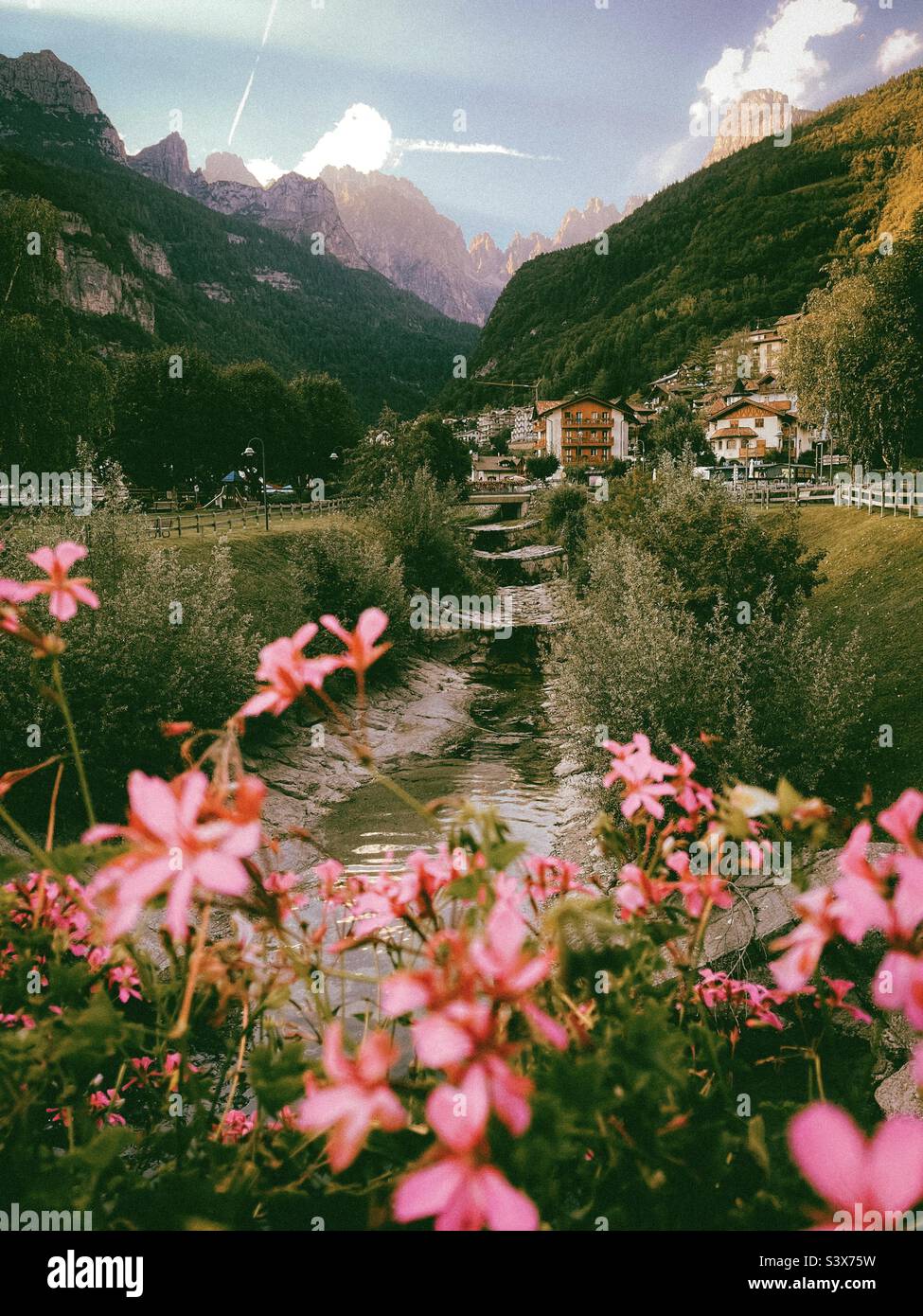 Lago molveno italia hi-res stock photography and images - Alamy
