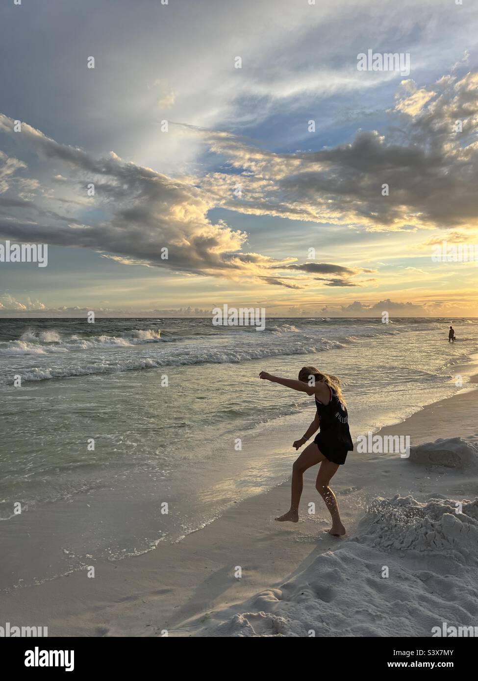 Sunset girl ocean hi-res stock photography and images - Alamy