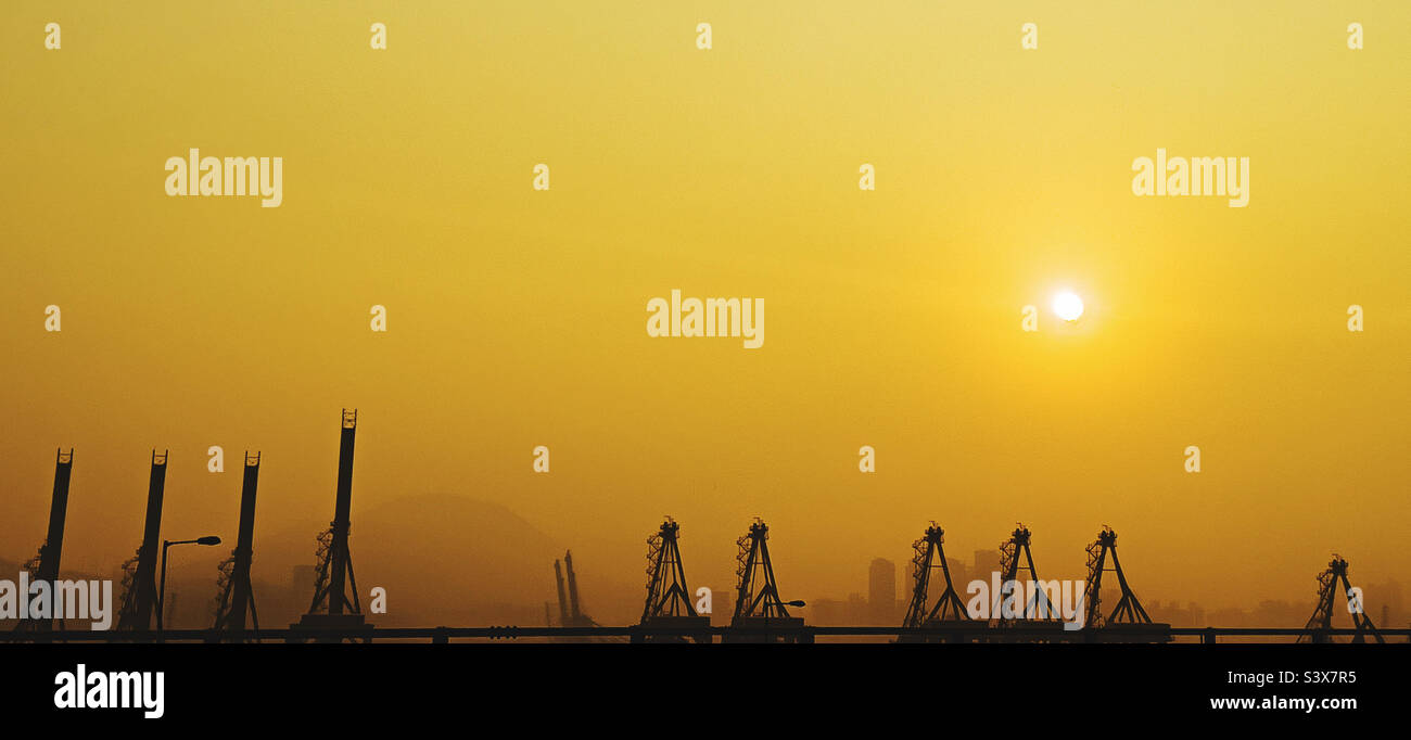 Shipping doc cranes hi-res stock photography and images - Alamy